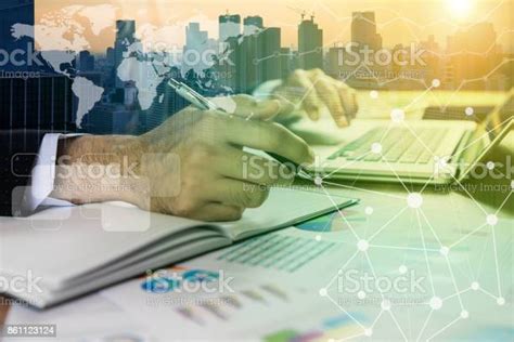 메모를 하는 사업가 사물의 인터넷입니다 정보 통신 기술입니다 혼합 미디어입니다 검사 보기에 대한 스톡 사진 및 기타 이미지 검사 보기 개성 개념 사물 인터넷 Istock