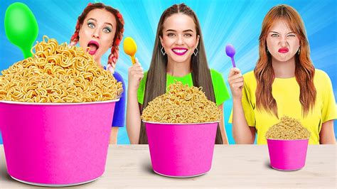 거인 대 작은 음식 챌린지 24시간 동안 한 가지 색의 음식 먹기 123 Go School Youtube