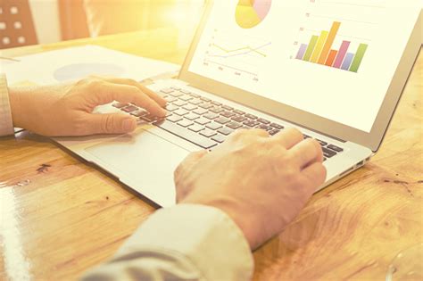 작업 과정입니다 금융 무역 관리자 보고서 화면을 보여주는입니다 현대 사무실에서 시작 프로젝트와 젊은 비즈니스 승무원 테이블 프레 젠 테이 션 새로운 Ideavintage