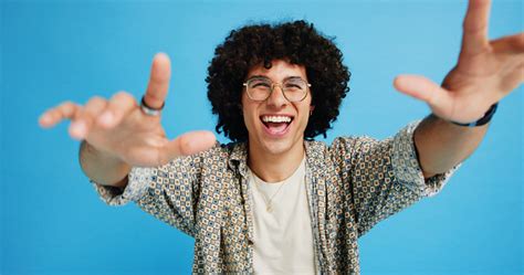 춤추고 음악과 에너지가 넘치는 남자와 초상화 스튜디오에서 홍보 및 발표에 흥분합니다 공짜 Z 세대 모델 및 댄서 재미 축하 및 미소와 함께 파란색 배경에 승리 20 24세에