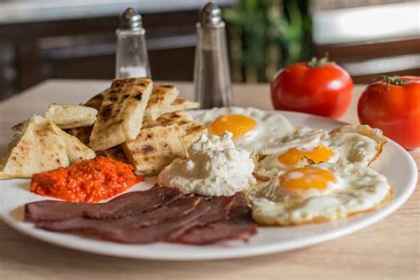 Servisch Ontbijt Met Eieren Ham Kaas Ajvar En Eigengemaakt Brood