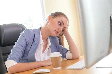 비즈니스 여자 그녀가 사무실에서 일 하는 때 지루한입니다 여자는 스트레스 상황으로 시간이 지남에 따라 작업입니다 사람들이 작업 개념 개념에 대한 스톡 사진 및 기타 이미지