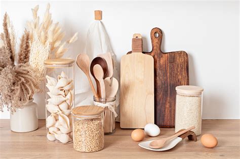 나무 테이블에 유리 항아리와 부엌 기구곡물 곡물 곡물 파스타의 구색 건강한 균형 잡힌 음식 윤리적 지속 가능한 라이프 스타일 제로 폐기물 친환경 개념 0명에 대한 스톡 사진