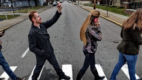 Peatones En Peligro El 40 Mira El Celular Al Cruzar La Calle