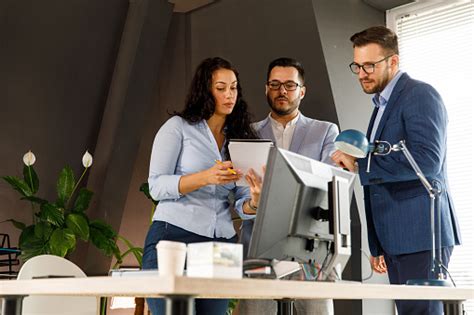 공동 작업중인 프로젝트의 메모를보고있는 세 명의 비즈니스 동료 25 29세에 대한 스톡 사진 및 기타 이미지 25 29세 35 39세 40 44세 Istock