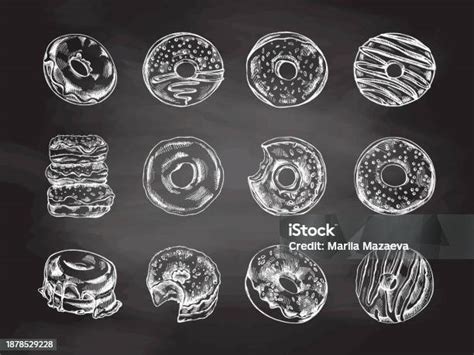 칠판 배경에 고립 된 도넛의 손으로 그린 스케치 세트 빈티지 일러스트입니다 과자 과자 디저트 라벨 포장 및 엽서 디자인을 위한 요소 개체 그룹에 대한 스톡 벡터 아트 및