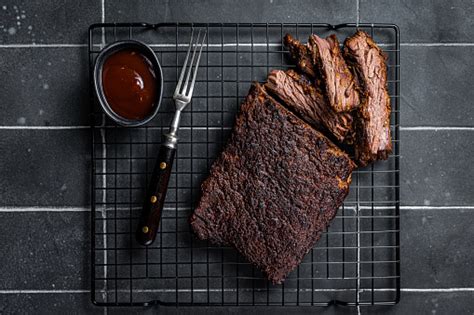 다진 쇠고기 양지머리 바베큐 향신료로 문지르고 텍사스 흡연자에서 훈제하는 전통 고기 검은 배경입니다 상위 뷰 문지르기에 대한