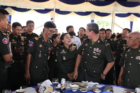 លោក វរសេនីយ៍ឯក ស៊ុំ បូរ៉ា នាយការិយាល័យ បុគ្គលិក បញ្ជាការដ្ឋានជាតិ ក ព ប ភ