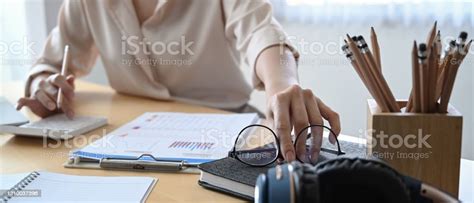 안경을 들고 계산기를 사용하여 사무실 책상에서 계산하는 사업가의 자른 샷 30 34세에 대한 스톡 사진 및 기타 이미지 30