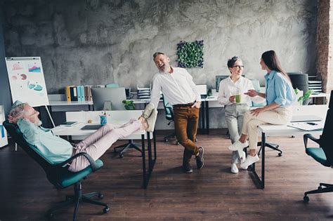 4 명의 성공적인 기업 동료의 사진 의사 소통 휴식 로프트 인테리어 실내 사무실 실내 30 34세에 대한 스톡 사진 및 기타 이미지 30 34세 50 54세 5명