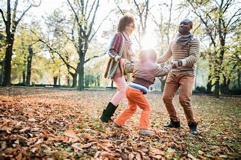 행복 한 아프리카계 미국인 가족 연주 반지주위에로 지가을 가을에 대한 스톡 사진 및 기타 이미지 가을 가족 아버지 Istock