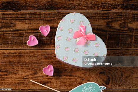 발렌타인 데이 축하 개념입니다 사랑하는 사람을위한 좋은 선물 나무 테이블 배경에 선물 공간을 복사합니다 플랫 레이 2월에 대한