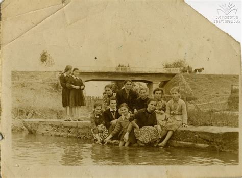 Iverieli უცნობი ახალგაზრდა გოგონები მანანა ნაჭყებიას არქივიდან