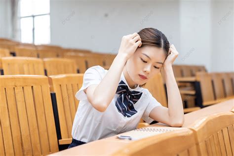 교실에서 적극적으로 복습하는 여학생의 이미지 배경 대학생들 교실 배우다 배경 일러스트 및 사진 무료 다운로드 Pngtree