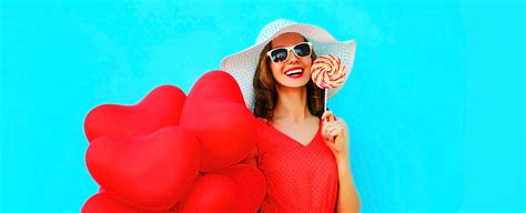 아름다운 행복한 미소 젊은 여자 롤리팝과 파란색 배경에 선글라스를 입고 빨간 하트 모양의 풍선의 무리 25 29세에 대한 스톡 사진 및 기타 이미지 Istock