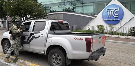 En Ecuador Encapuchados Armados Toman Canal De Televisión En Plena