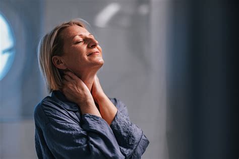 아침에 화장실에서 목을 마사지하는 아름다운 나이든 여성의 초상화 여자에 대한 스톡 사진 및 기타 이미지 여자 휴식 마사지 Istock