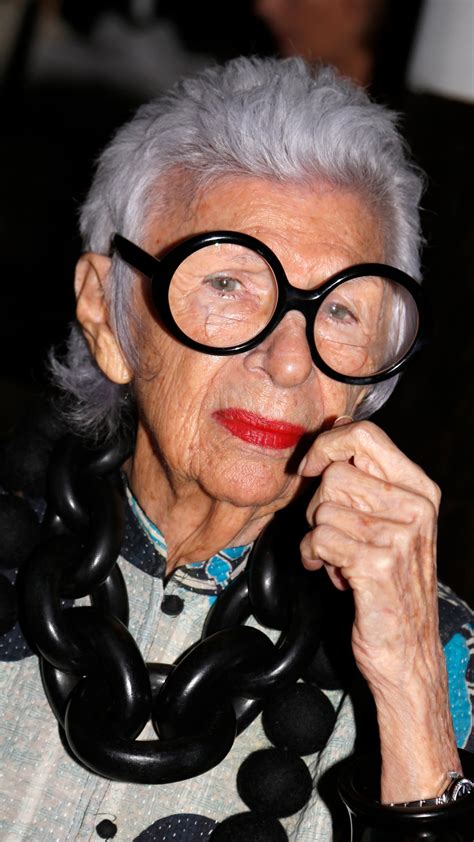 Iris Apfel Fashion Icon Known For Her Eye Catching Style Dies At 102 Snn News