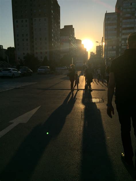 Фото С Друзьями На Улице Ночью —