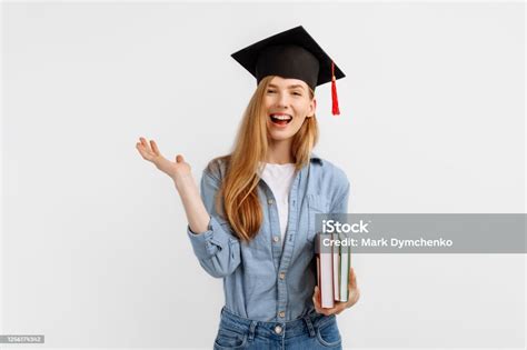 행복한 흥분 아름다운 소녀는 그녀의 머리에 졸업 모자를 졸업 책을 들고 흰색 배경에 서 재미를 졸업 대학 졸업 개발에 대한 스톡 사진 및 기타 이미지 Istock