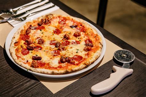 식탁에는 뜨거운 맛 있는 피자 카르보나라가 있습니다 재료는 토마토 베이스 모 짜 렐 라 계란 파마산 치즈 베이컨 및 바삭한 베이컨입니다 0명에 대한 스톡 사진 및 기타