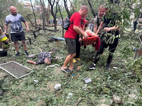 사진 러 미사일 포격 받은 미콜라이우의 사망 부상 주민 뉴스1