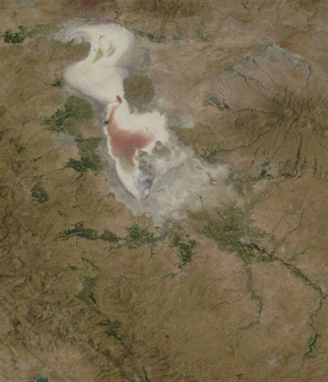 دریاچه ارومیه در آستانه خشک شدن کامل عکس