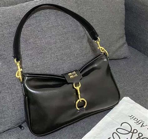 Miu Miu Сумка на плечо купить с доставкой по выгодным ценам в интернет магазине Ozon 1588713396