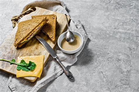 치즈 회전 검은 빵 칠면조 고기 샌드위치 회색 배경 측면 보기 텍스트 공간 0명에 대한 스톡 사진 및 기타 이미지 0명 고기 굽기 Istock