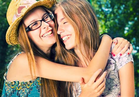 Dos Mujeres Jovenes Felices Al Aire Libre Que Abrazan Foto De Archivo