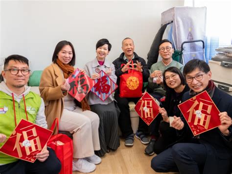 何永賢到過渡性房屋探訪居民 新浪香港