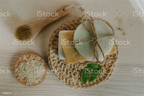 친환경 목욕탕 세트 유테 수세미와 바다 소금을 곁들인 유기농 비누 폐기물 제로 0에 대한 스톡 사진 및 기타 이미지 0 0명 개념 Istock