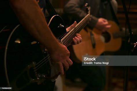 무대에서 기타를 연주하는 기타리스트 뮤지션 감각 지각에 대한 스톡 사진 및 기타 이미지 감각 지각 공연 공연자 Istock