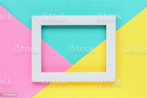 세 톤의 핑크 블루 및 노란색 배경에 빈 그림 프레임 봄 방학 컨셉 상단 보기 플랫 레이 모형 0명에 대한 스톡 사진 및 기타 이미지 Istock