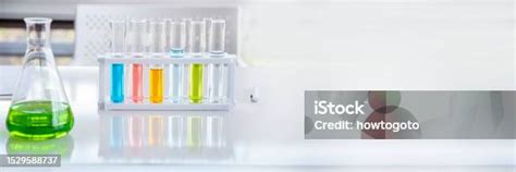 배너 과학 화학 유리 튜브 실험실 배경에 개체 넓은 액체 튜브 생물학 실험실 화학 유체 과학자 개체 의료 유리 튜브 복사 공간을 이용한 화학 과학적 배경 배경 주제에 대한