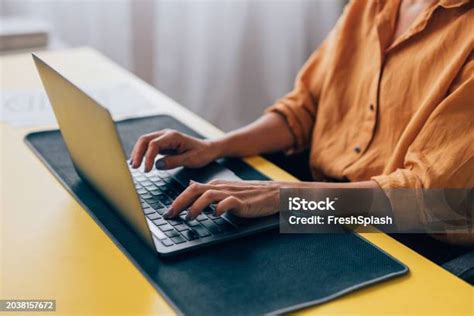 Modern Workspace에서 노트북으로 작업하는 전문직 여성 컴퓨터에 대한 스톡 사진 및 기타 이미지 컴퓨터 쓰기 노트북 Istock