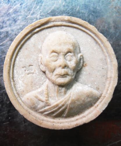 พระผงจันทร์ลอยรูปเหมือน หลวงพ่อเพี้ยน วัดเกริ่นกฐิน รุ่นแจกทาน ๔๙ สวยๆครับ พระเครื่อง พระแท้