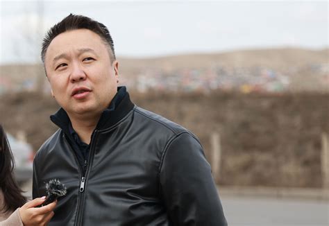 Хотын гол магистрал зам дагуух нийтийн эзэмшлийн зам талбайг чөлөөлж