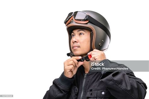 오토바이 운전자 또는 빈티지 헬멧을 착용 한 라이더 안전한 승차 개념 흰색에 고립 된 스튜디오 촬영 35 39세에 대한 스톡