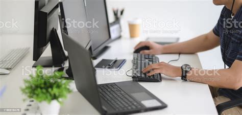 랩톱 컴퓨터로 자신의 프로젝트에서 작업하는 젊은 전문 ui 웹 개발자 개발에 대한 스톡 사진 및 기타 이미지 개발 검색