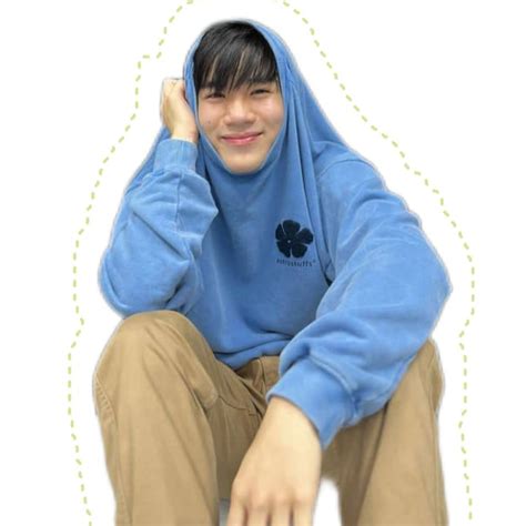 အိမ်ကအူကြူးမုန့်ခိုးစားနေတာလေးကိုလည်းကြည့်ဦး အင်္ကျီအတွင်းမှာအိတ်ကပ်ရ