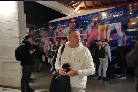 Slobodna Dalmacija Vatreni Sletjeli U Split Prilikom Ulaska U Hotel Luka Modrić Još Jednom