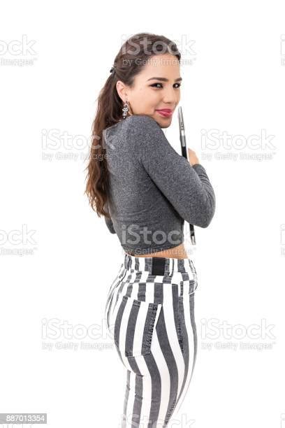 흰색 배경에 고립 된 노트북 컴퓨터를 사용 하 여 행복 한 여자의 전체 길이 초상화 기업 비즈니스에 대한 스톡 사진 및 기타 이미지 기업 비즈니스 노트북 노트북