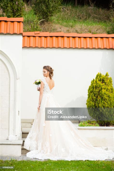 웨딩 꽃 꽃 꽃다발 웨딩 드레스 매력적인 여자와 아름다운 신부 행복한 신혼 부부 웨딩 메이크업과 헤어 스타일 신부 웃는 신부 결혼식 날 화려한 신부 결혼 결혼 의식에 대한