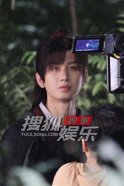 成毅拍摄间隙助理帮按摩肩颈 战损形象侧颜绝美 搜狐大视野 搜狐新闻