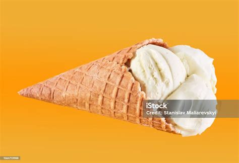 파란색 배경에 와플 콘에 아이스크림 공 와플 콘에 바닐라 아이스크림 냉동된에 대한 스톡 사진 및 기타 이미지 냉동된 냉동식품 다중 색상 Istock