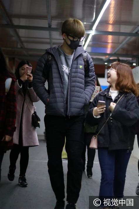 父女款！董力架與阿拉蕾同款黑框眼鏡現身 雙手插兜與女粉絲一路熱聊 每日頭條