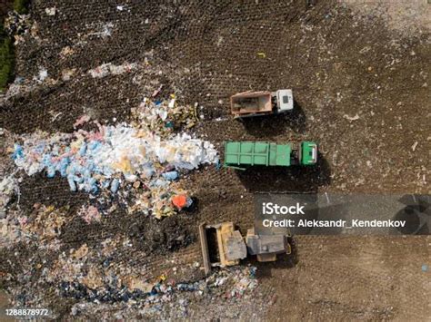 덤프 사이트의 위에서 공중 보기 쓰레기 트럭 노란색 트랙터 폐기물 처리 환경을 돌보는 것 0명에 대한 스톡 사진 및 기타 이미지 Istock