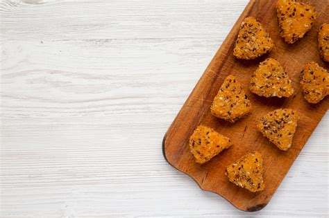 머리 위 보기 흰색 나무 배경에 소박한 나무 보드에 튀긴 카망베르 평면 평신도 상단보기 위에서 공간을 복사합니다 0명에 대한 스톡 사진 및 기타 이미지 Istock