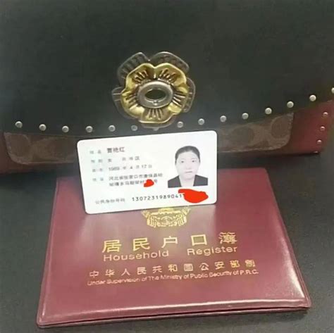 张北5路公交司机捡到手提包，内有身份证、银行卡及现金 曹艳红速认领 公交公司 失主 微观
